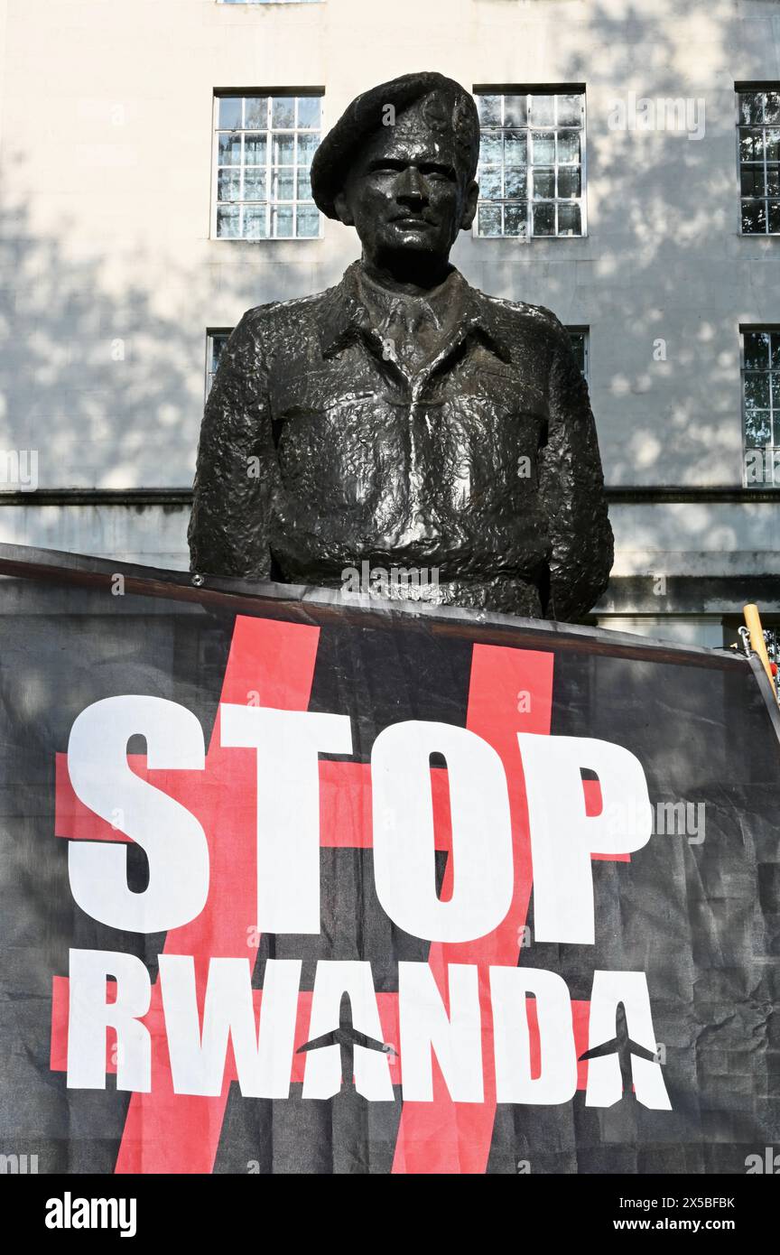 London, UK. Activists from "Stop the Raids, Refugees Welcome and ...