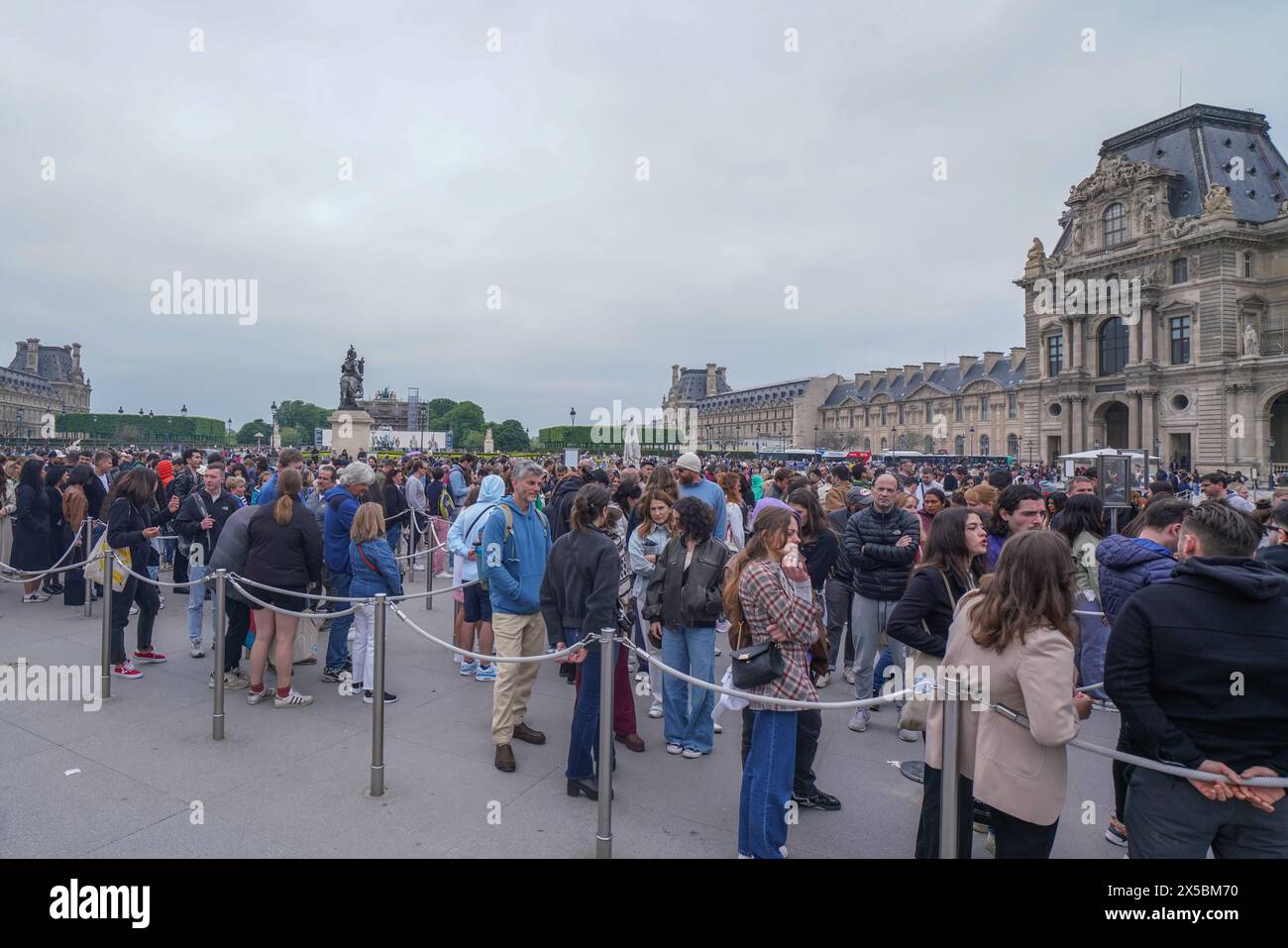 Visitors queuing at the Louvre Museum, Paris Stock Photo - Alamy