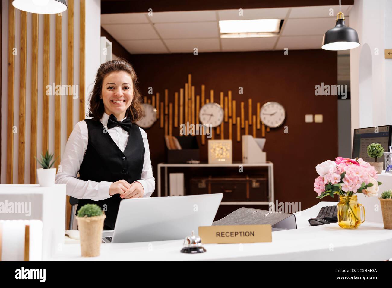 Hotel staff welcoming guests front hi-res stock photography and images ...