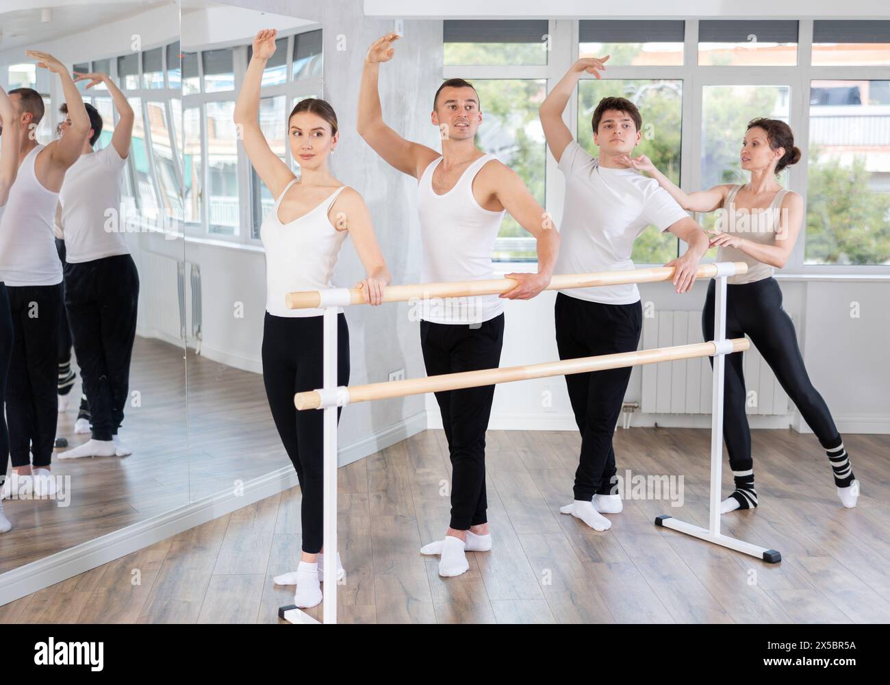 Female dancers doing stretching hi-res stock photography and images - Alamy