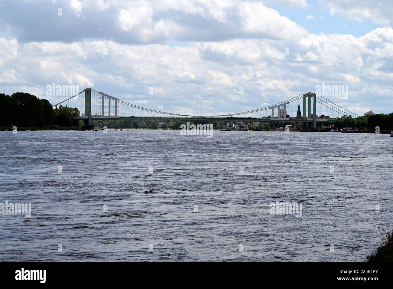 Der Rhein und die Rodenkirchener Autobahnbrücke, auch Rheinbrücke Köln ...
