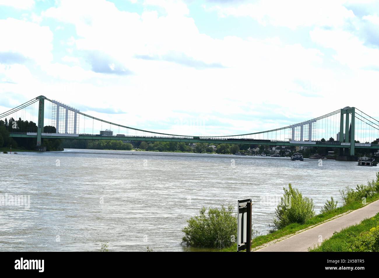 Der Rhein und die Rodenkirchener Autobahnbrücke, auch Rheinbrücke Köln ...