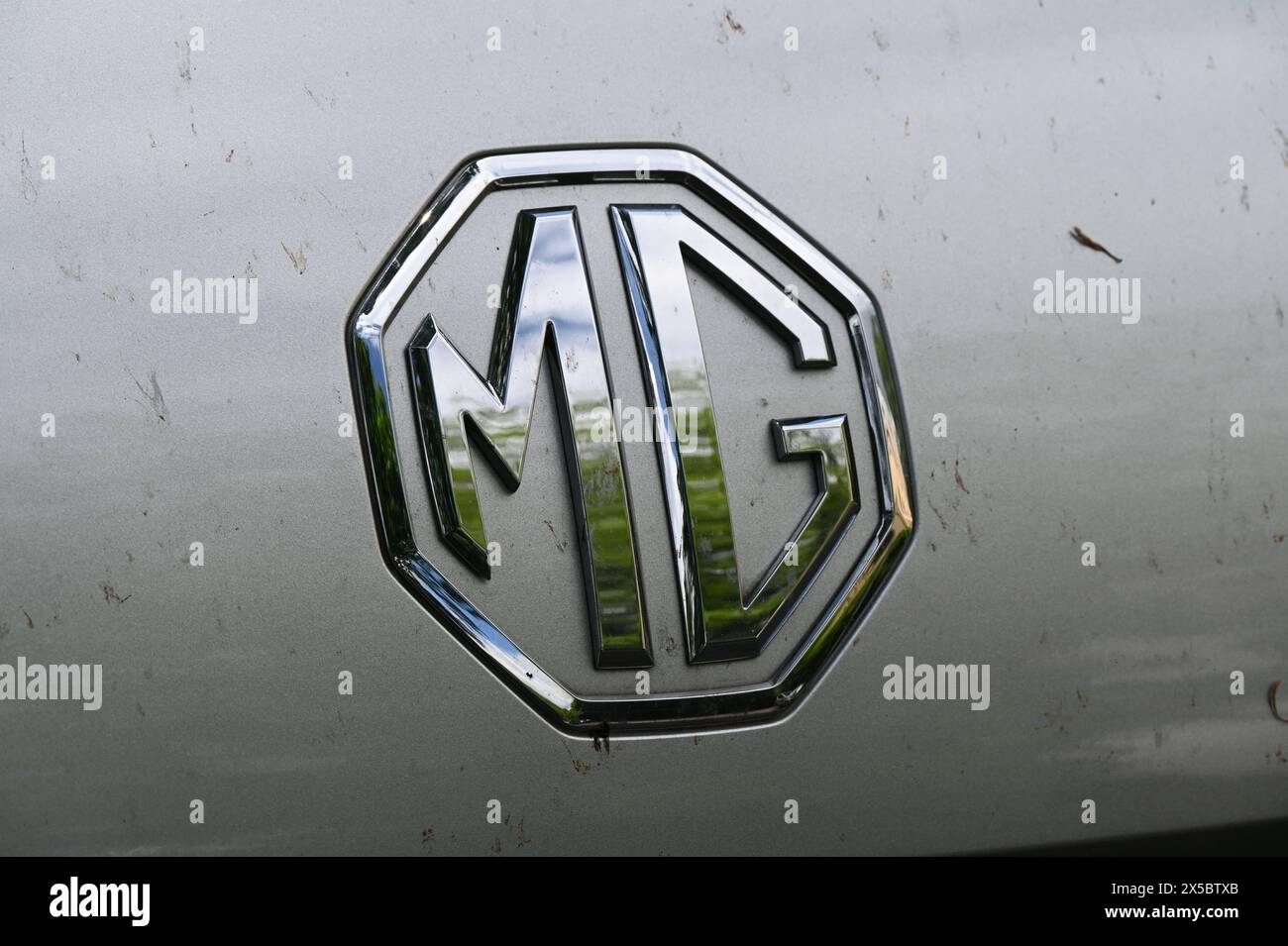 Logo, Schriftzug an einem PKW Marke MG4 Electric, die britische Marke ...