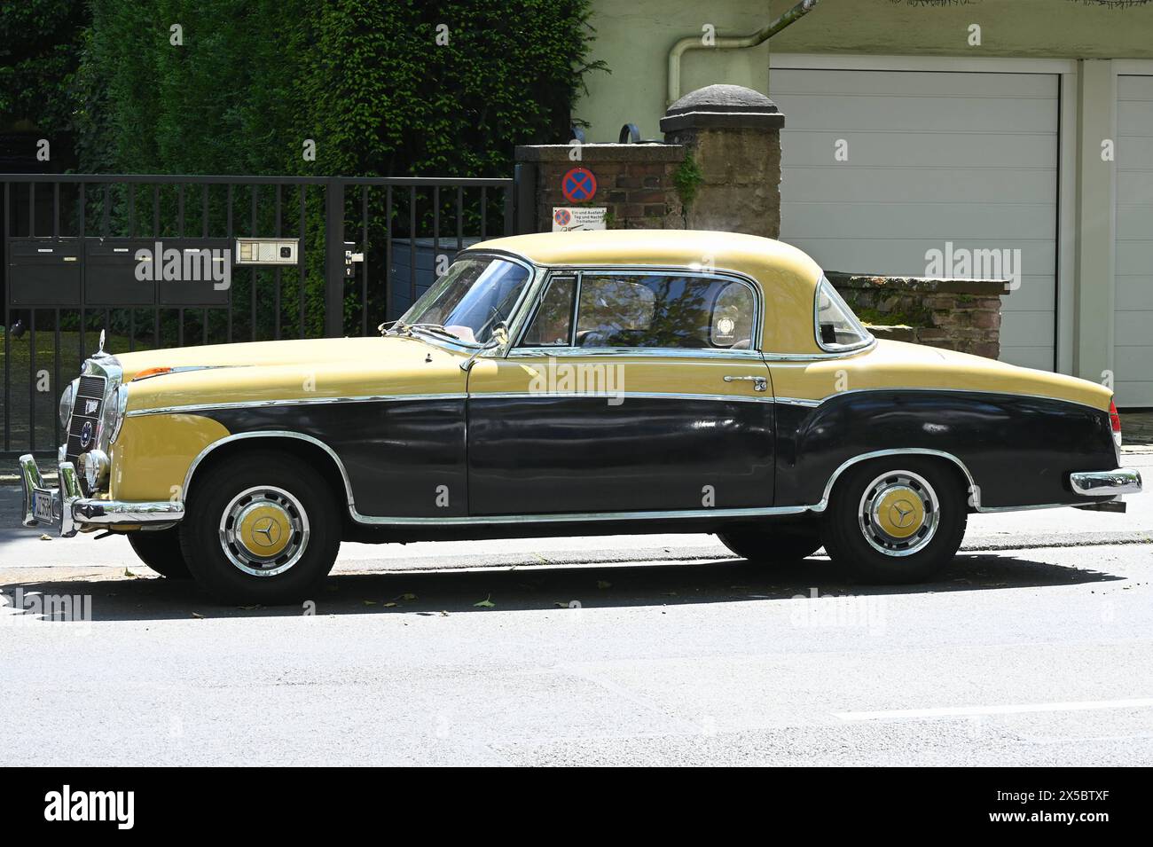 Ein PKW Oldtimer Mercedes Benz 220S Coupe aus den 1950er Jahren W 180 ...
