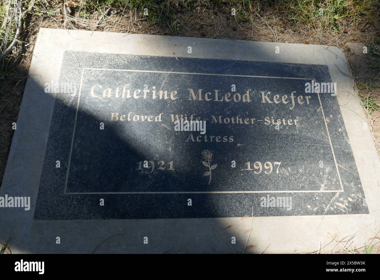 Santa Monica, California, USA 6th May 2024 Actress Catherine McLeod Grave at Woodlawn Cemetery ...