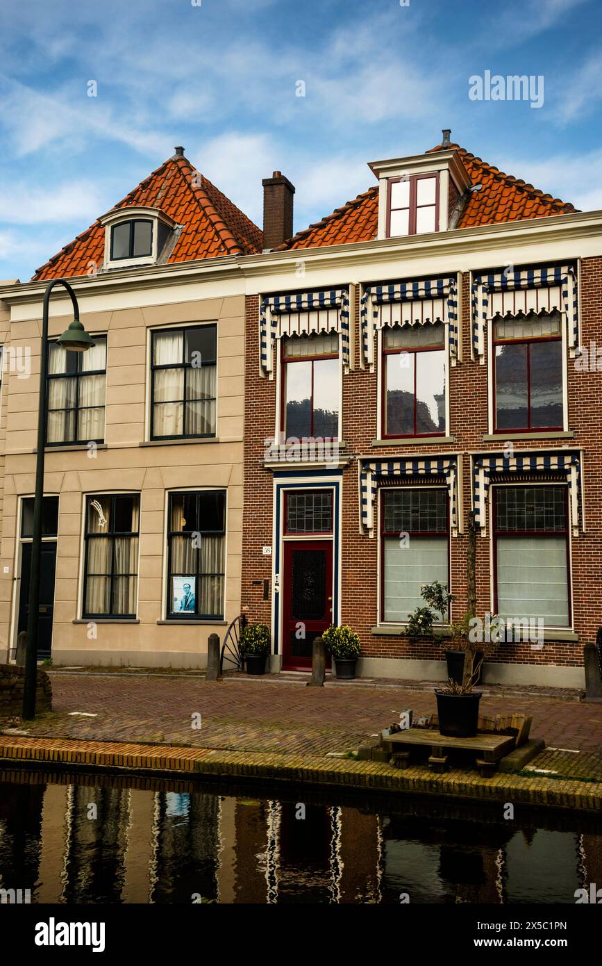 House facades on the canal in Delft, Netherlands Stock Photo - Alamy