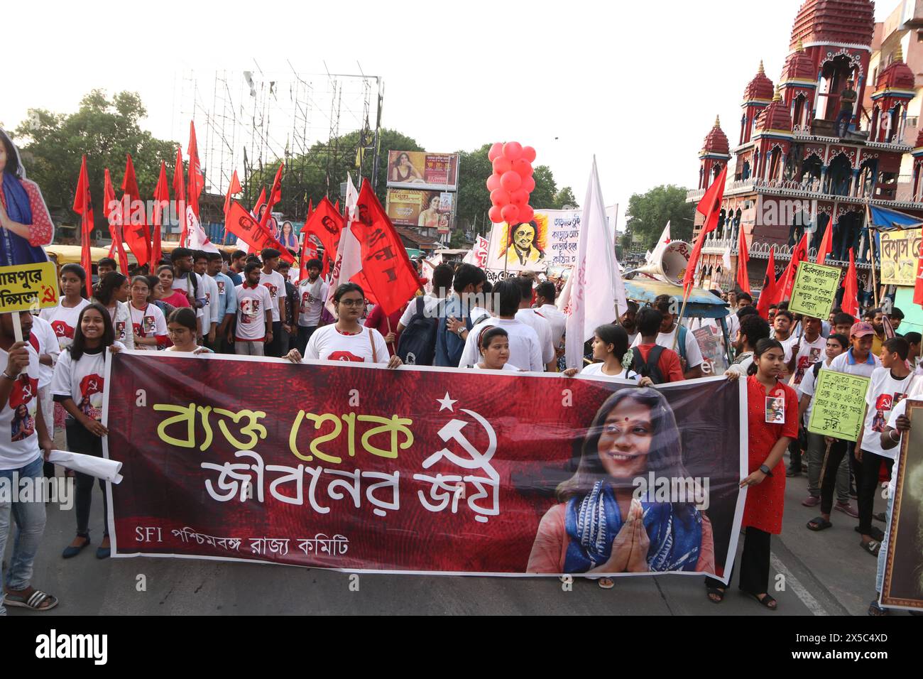 Kolkata, India. 08th May, 2024. Left supporters during an election ...