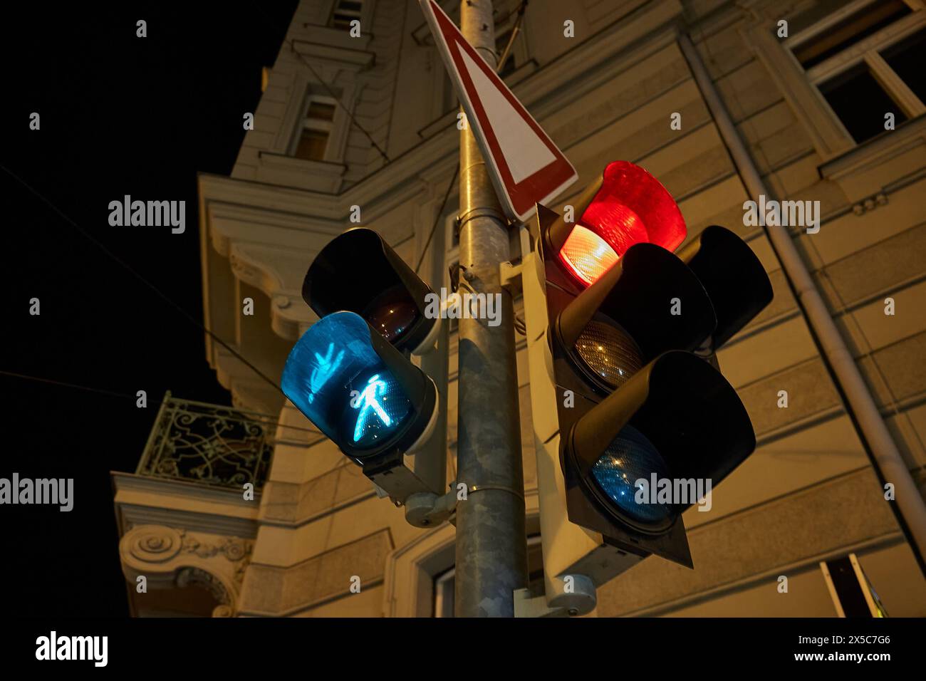 Traffic lights in intersection hi-res stock photography and images - Alamy