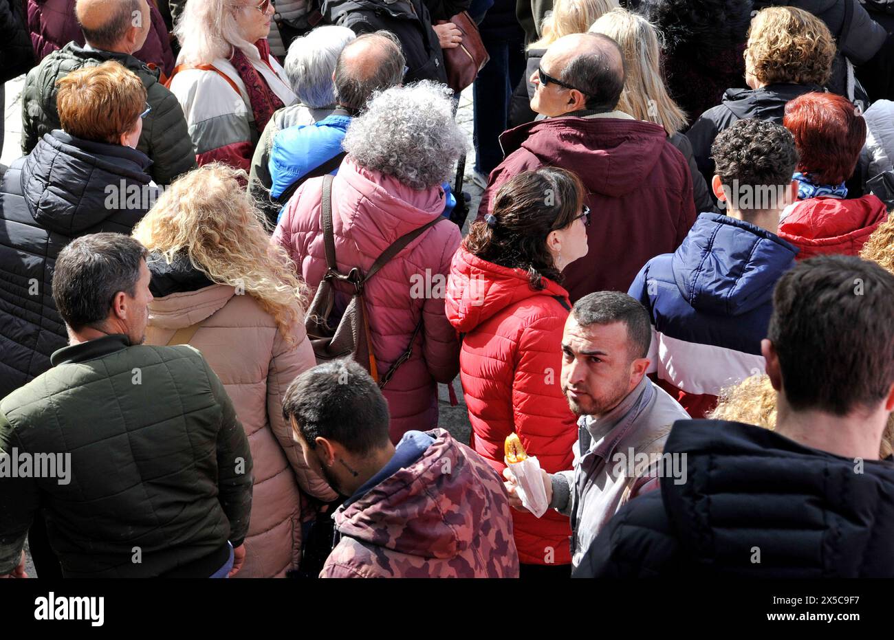 Crowd of people walking city hi-res stock photography and images - Alamy
