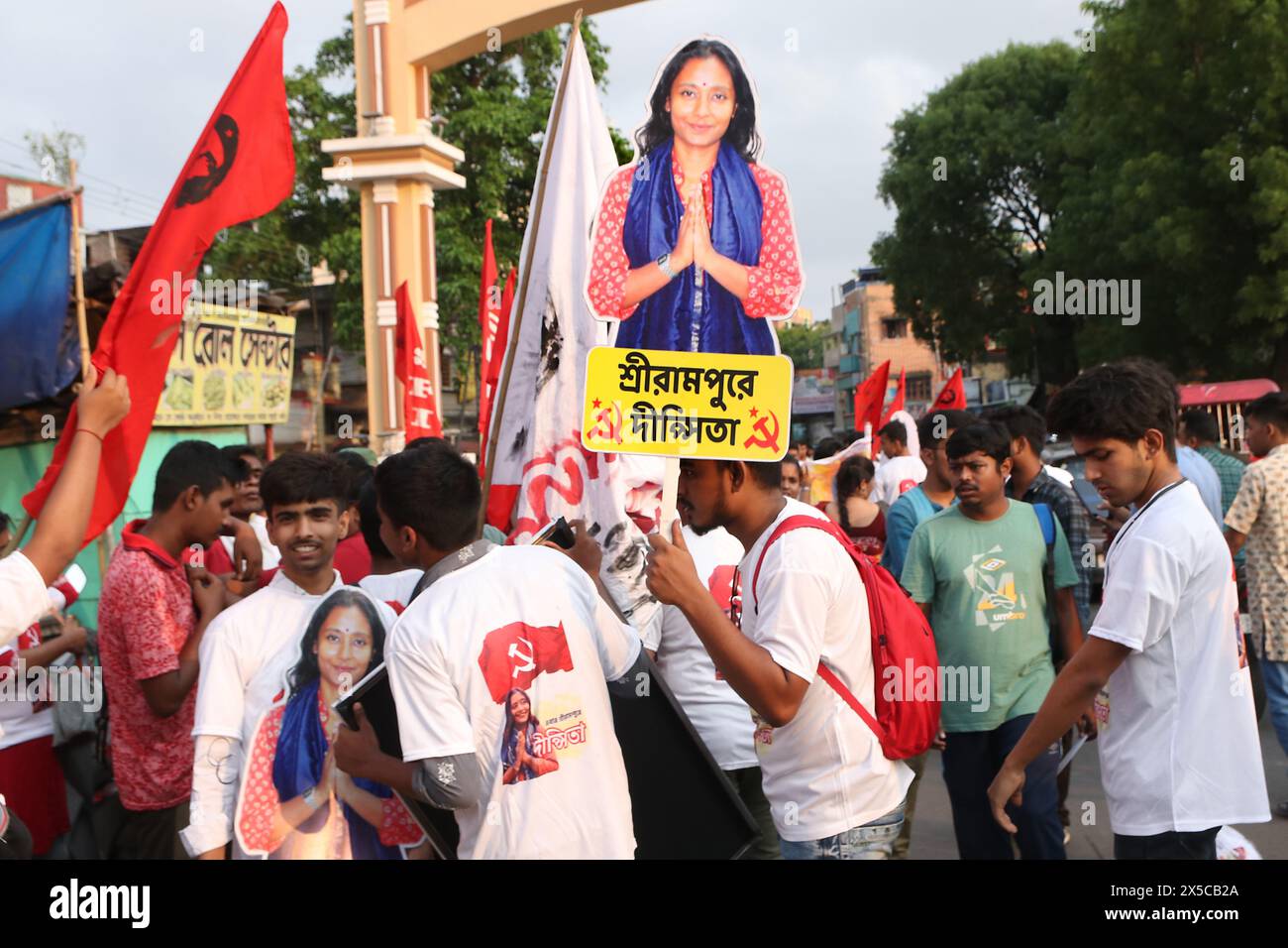 Kolkata, West Bengal, India. 8th May, 2024. Left supporters during an ...
