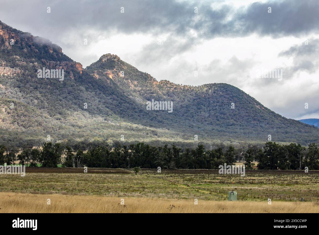 Capertee Valley and the stunning sandstone cliffs in Wollemi national ...