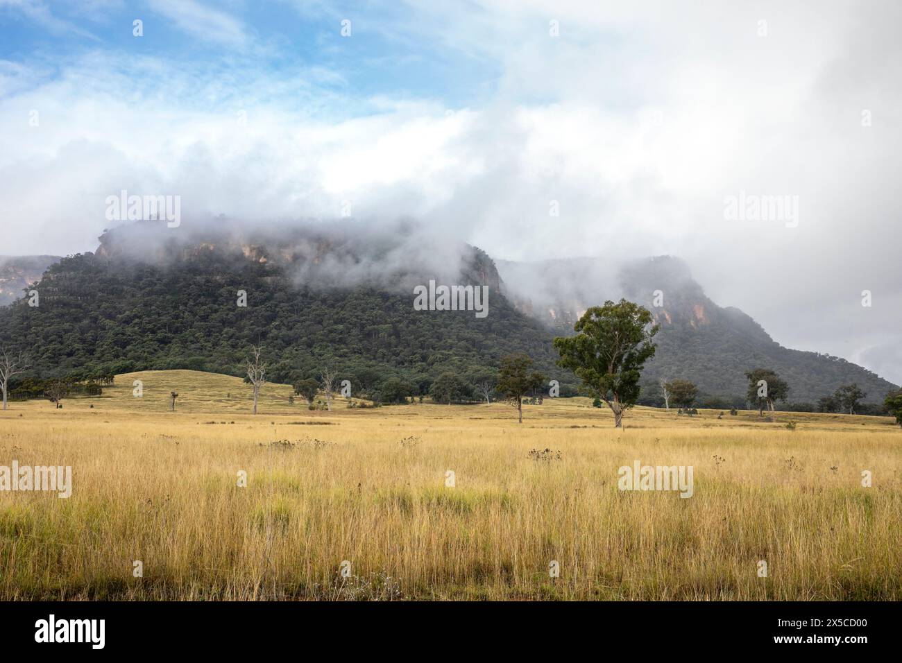 Capertee Valley and the stunning sandstone cliffs in Wollemi national ...
