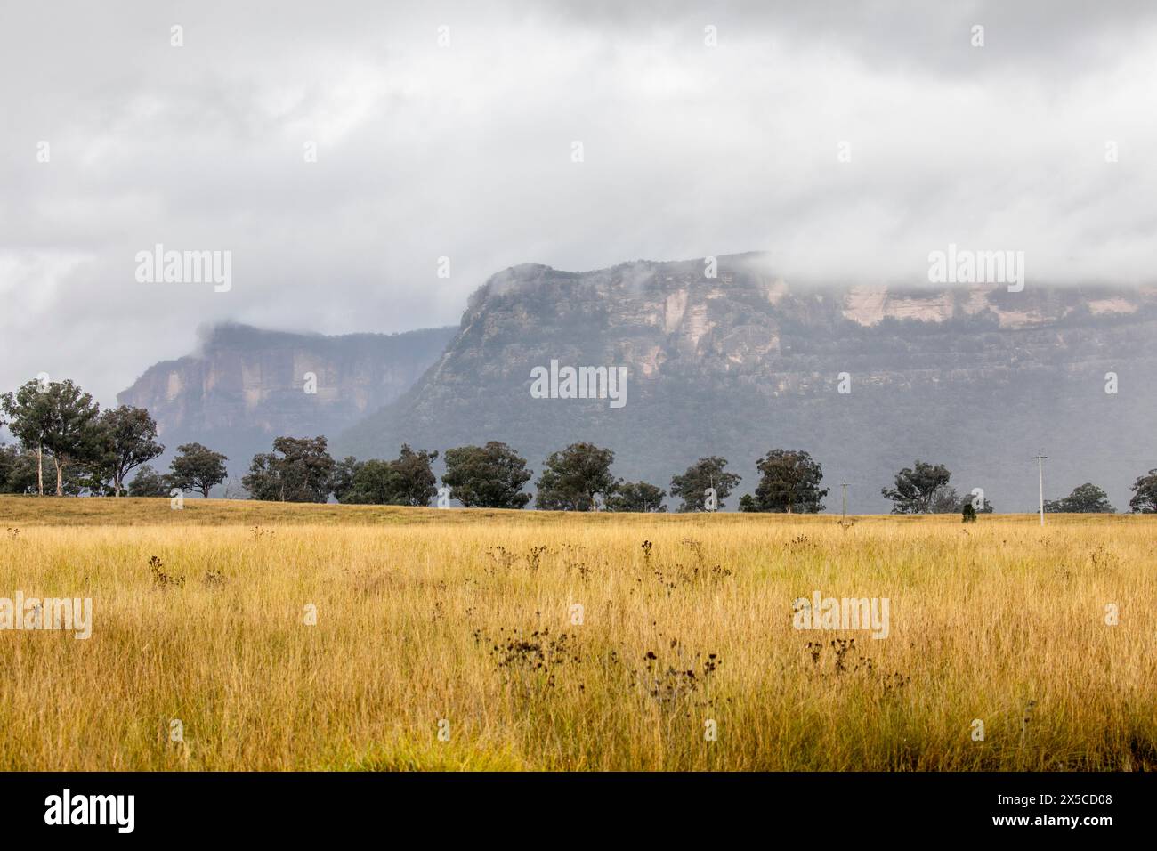 Capertee Valley and the stunning sandstone cliffs in Wollemi national ...