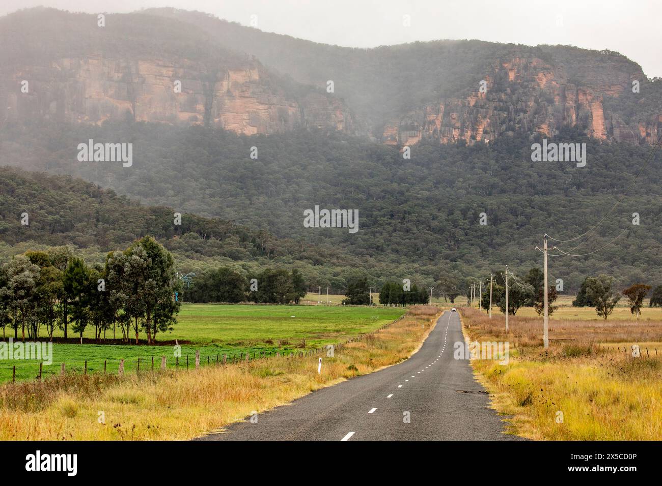 Capertee Valley and the stunning sandstone cliffs in Wollemi national ...