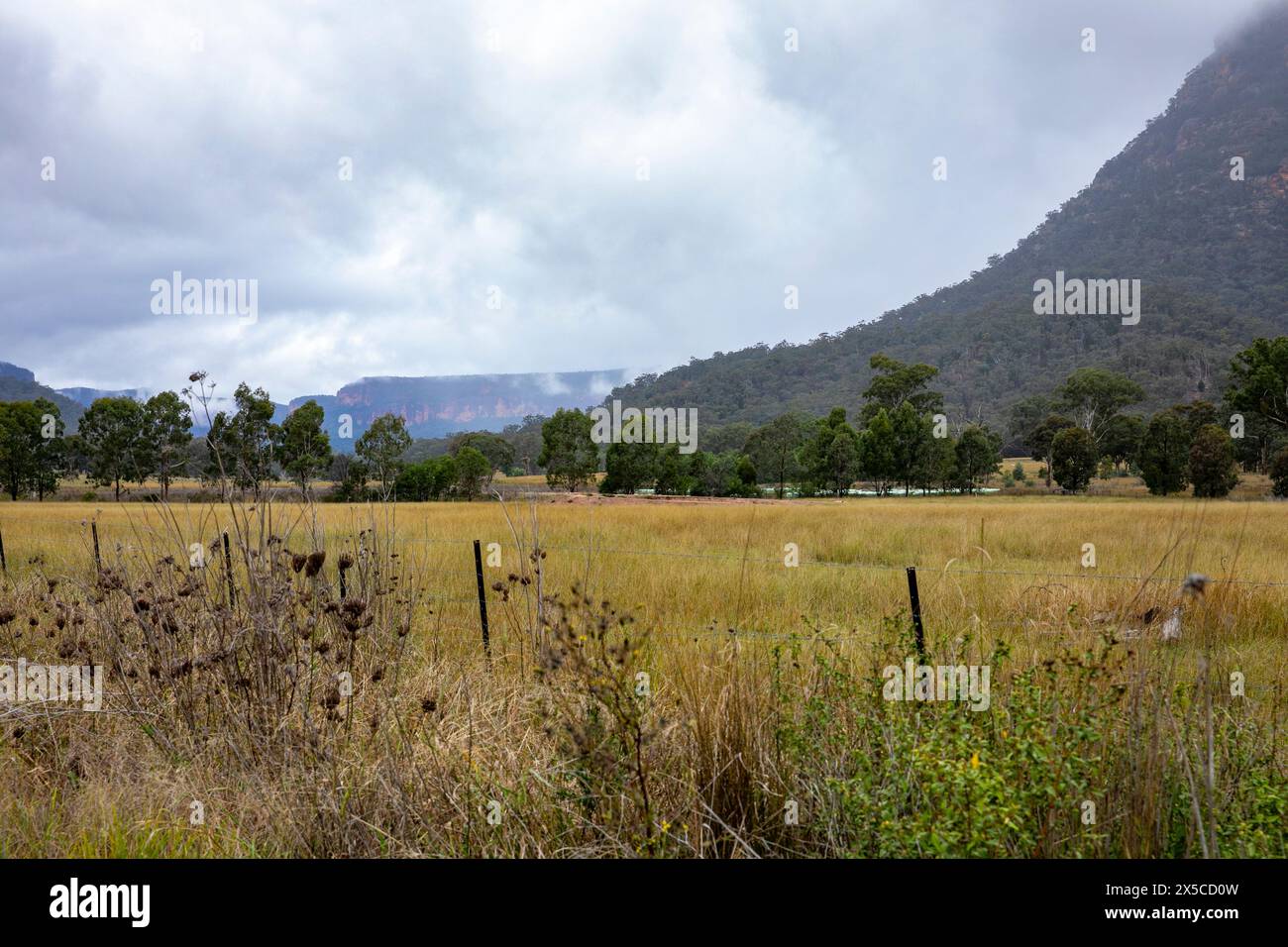 Capertee Valley and the stunning sandstone cliffs in Wollemi national ...