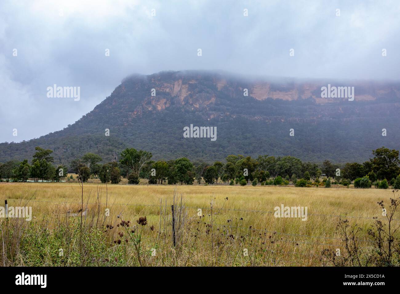 Capertee Valley and the stunning sandstone cliffs in Wollemi national ...