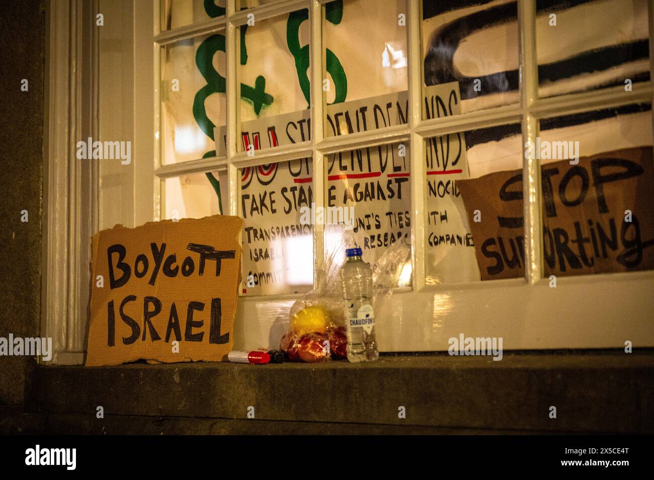 UTRECHT - Hundreds of demonstrators re-entered the grounds of the ...