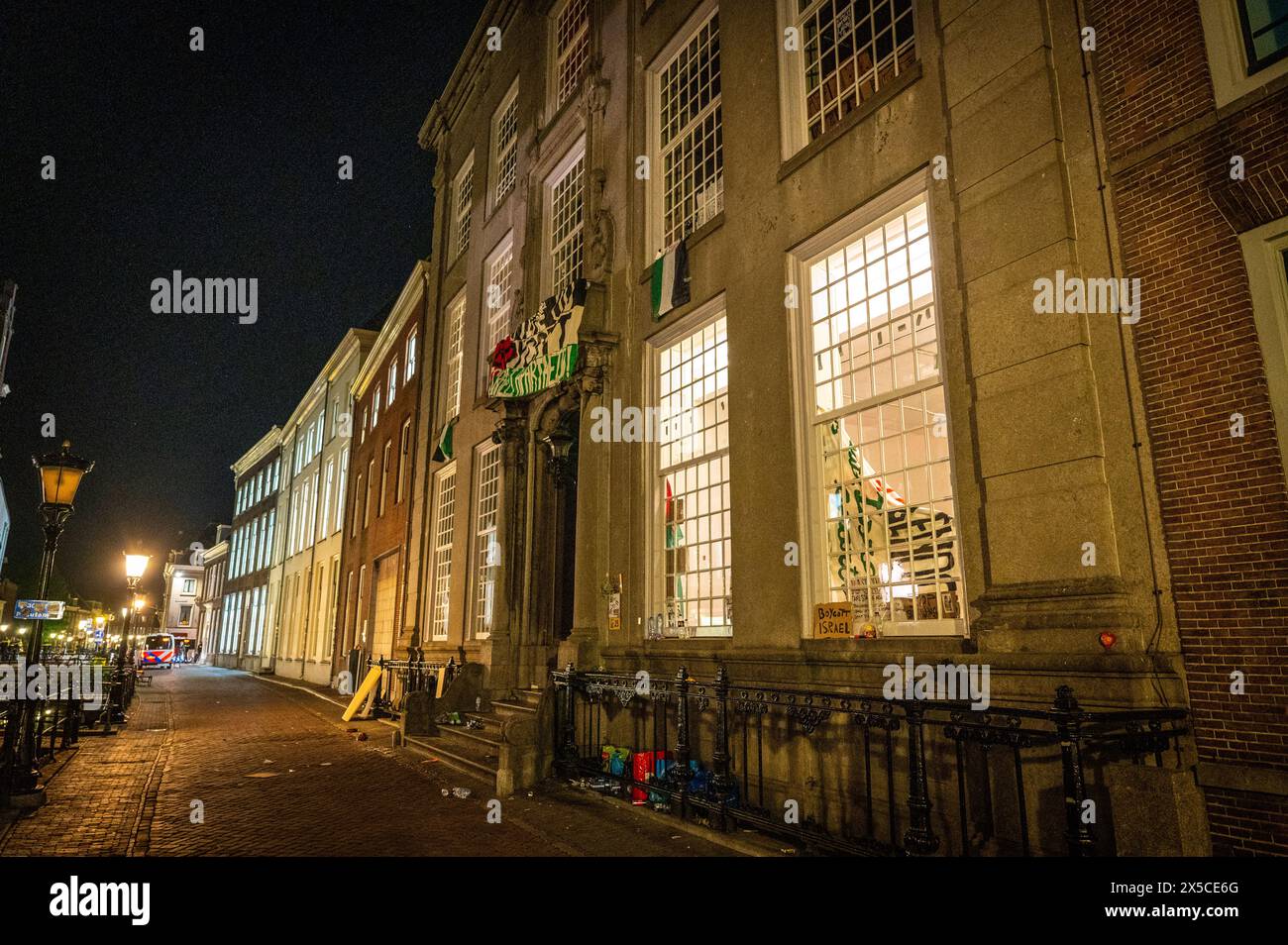 UTRECHT - Hundreds of demonstrators re-entered the grounds of the ...