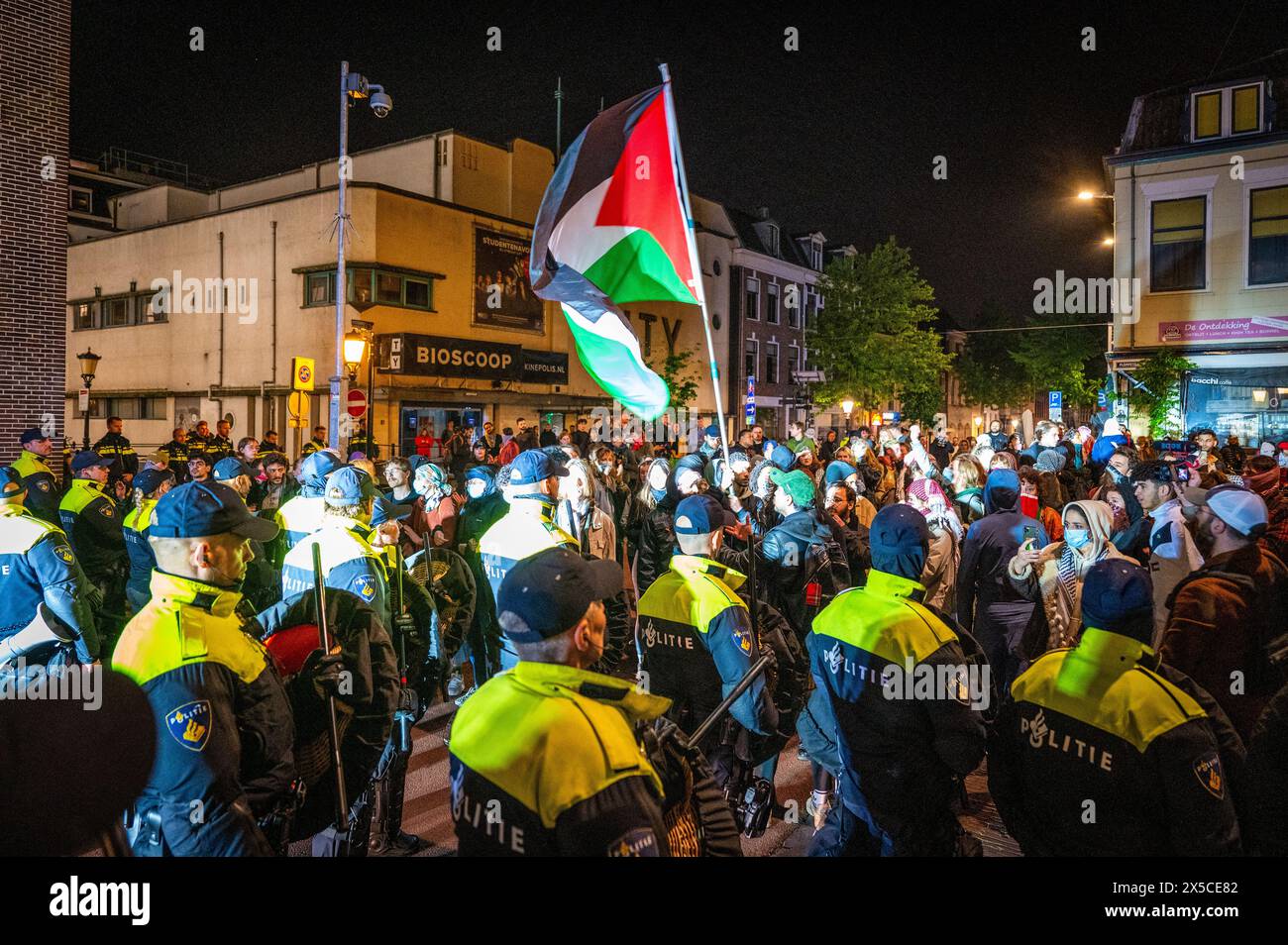 UTRECHT - Hundreds of demonstrators re-entered the grounds of the ...