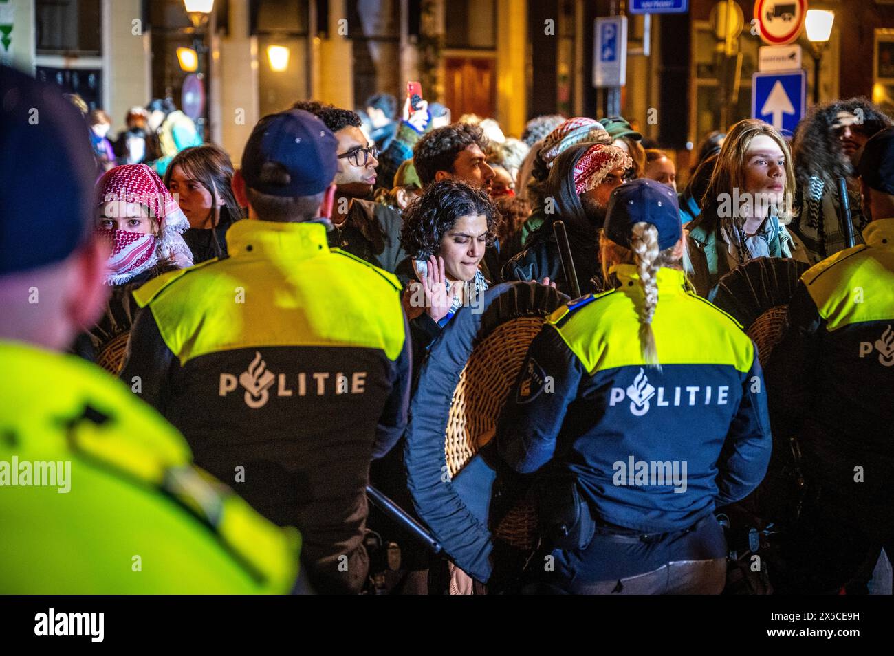 UTRECHT - Hundreds of demonstrators re-entered the grounds of the ...