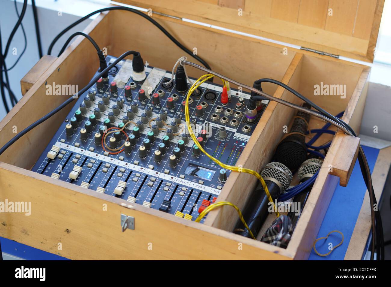 Plugged in mixer hi-res stock photography and images - Alamy