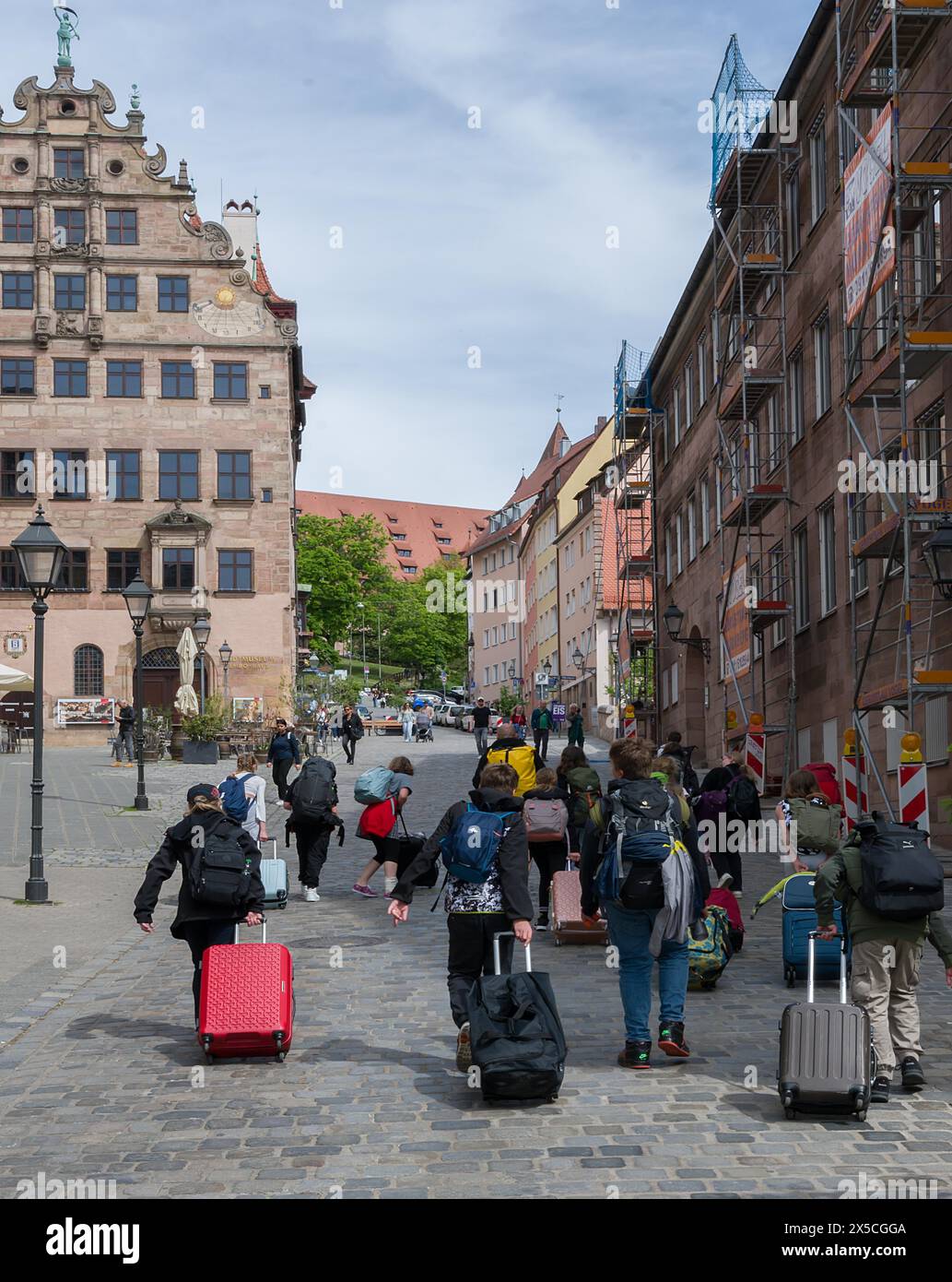 School class walks with luggage to the DJH Youth Hostel Nuremberg ...