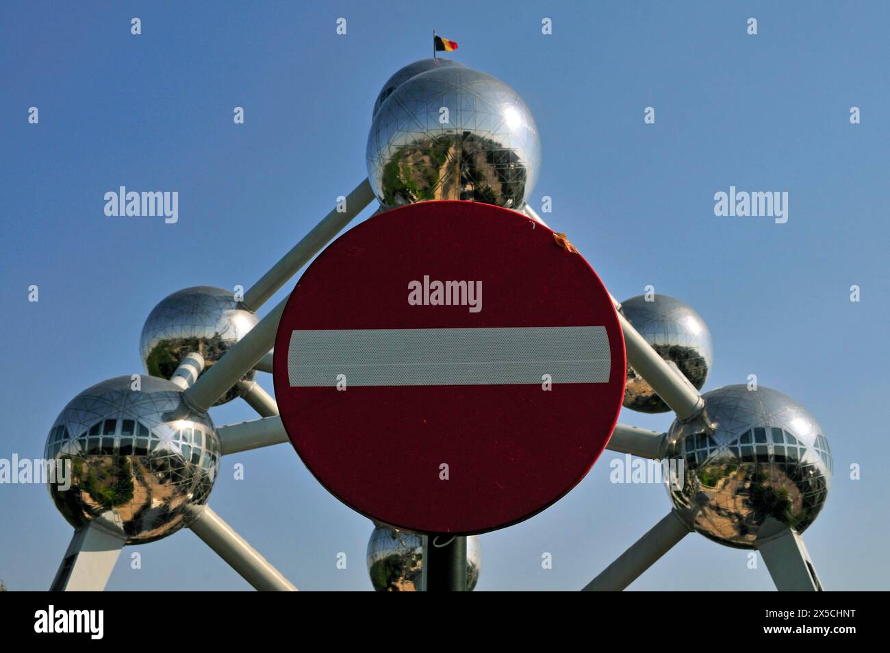 Iron atom hi-res stock photography and images - Alamy