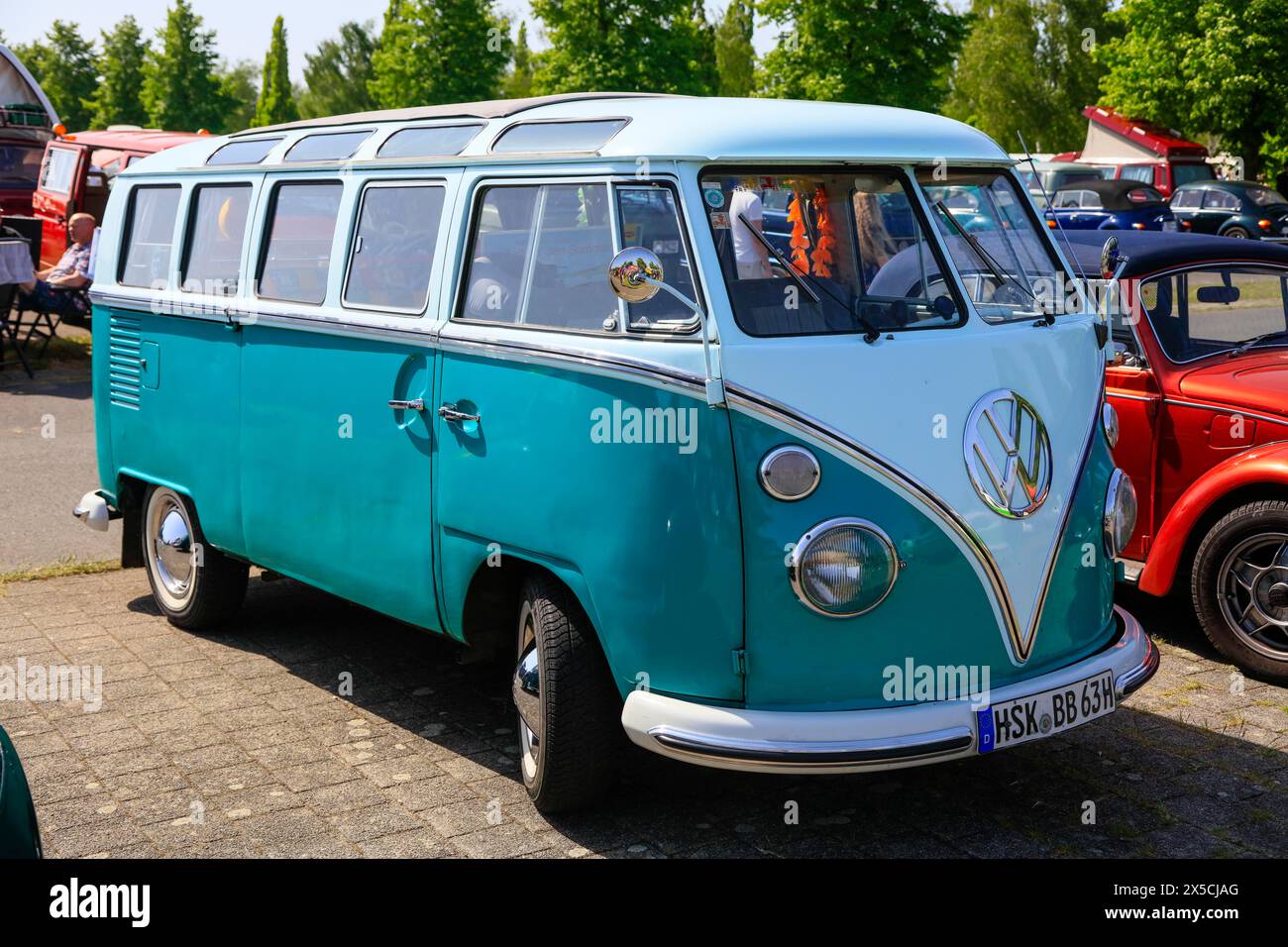 Vw minibus hi-res stock photography and images - Alamy
