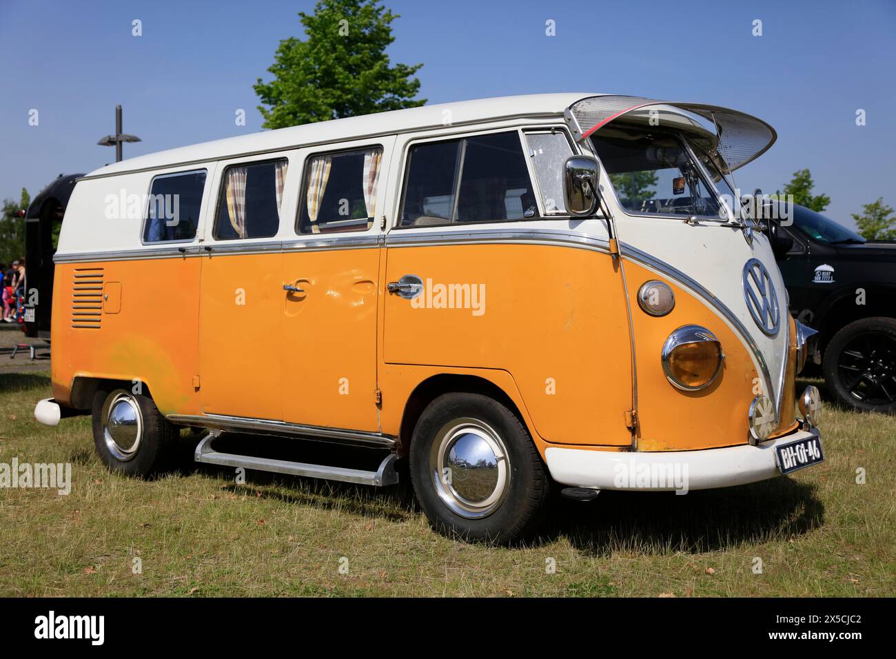 Vw minibus hi-res stock photography and images - Alamy