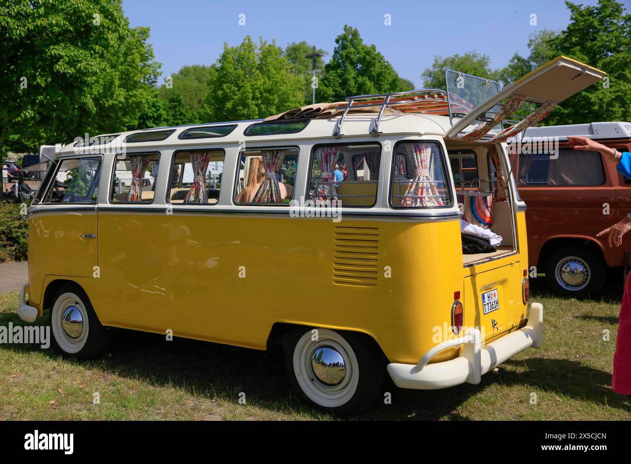 Vw minibus hi-res stock photography and images - Alamy
