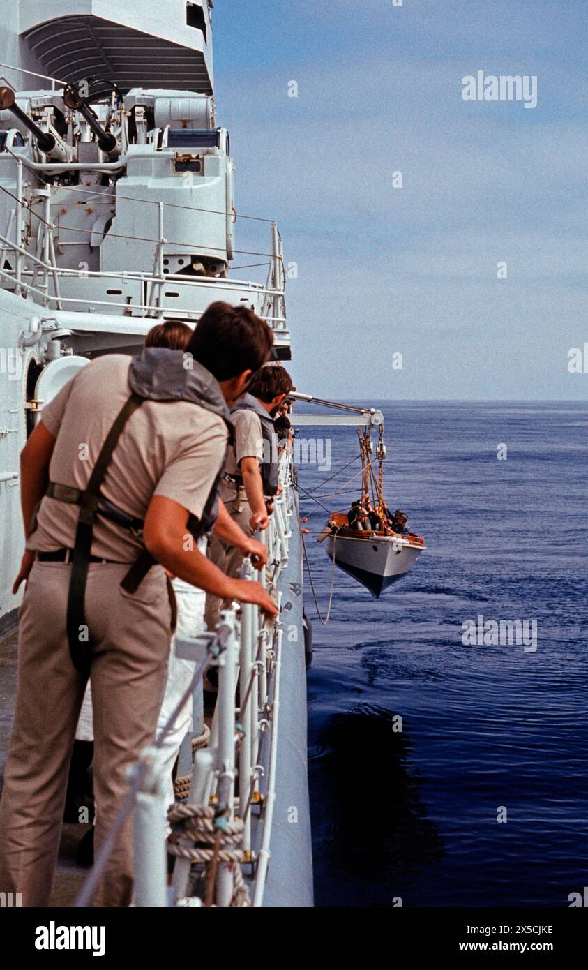 Cutter manoeuvre, soldiers, 56th foreign training voyage, training ship ...