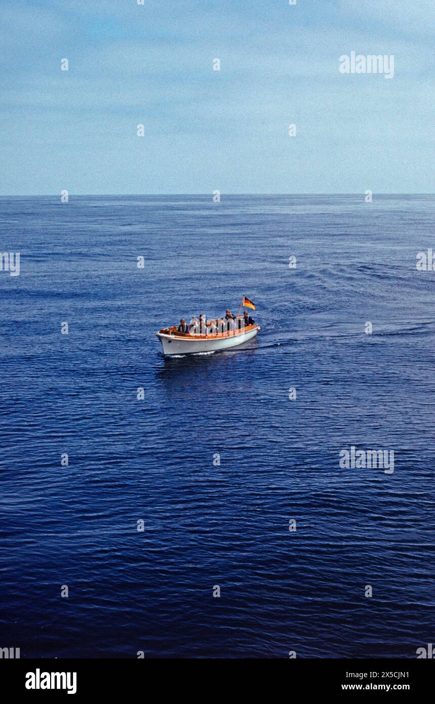 Cutter manoeuvre, soldiers, 56th foreign training voyage, training ship ...