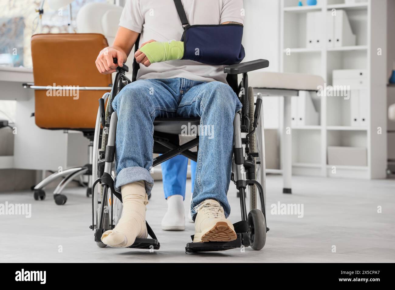 Man sitting in wheelchair broken hi-res stock photography and images ...
