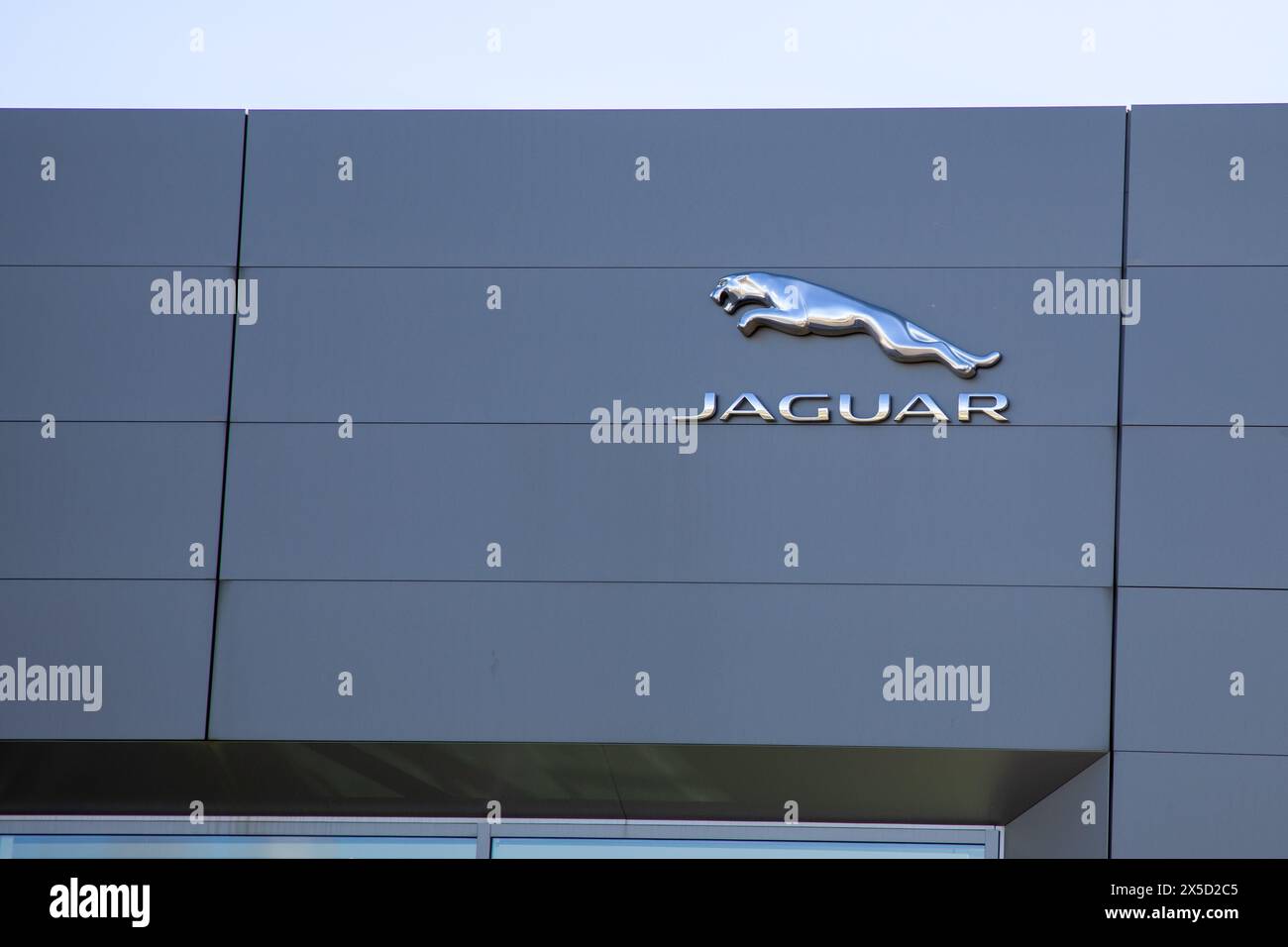 Jaguar logo 2024 hi-res stock photography and images - Alamy