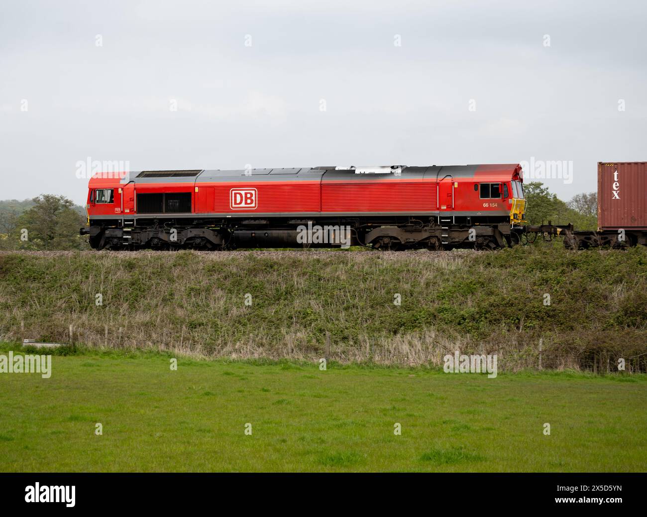 DB class 66 diesel locomotive No. 66154 pulling a freightliner train ...