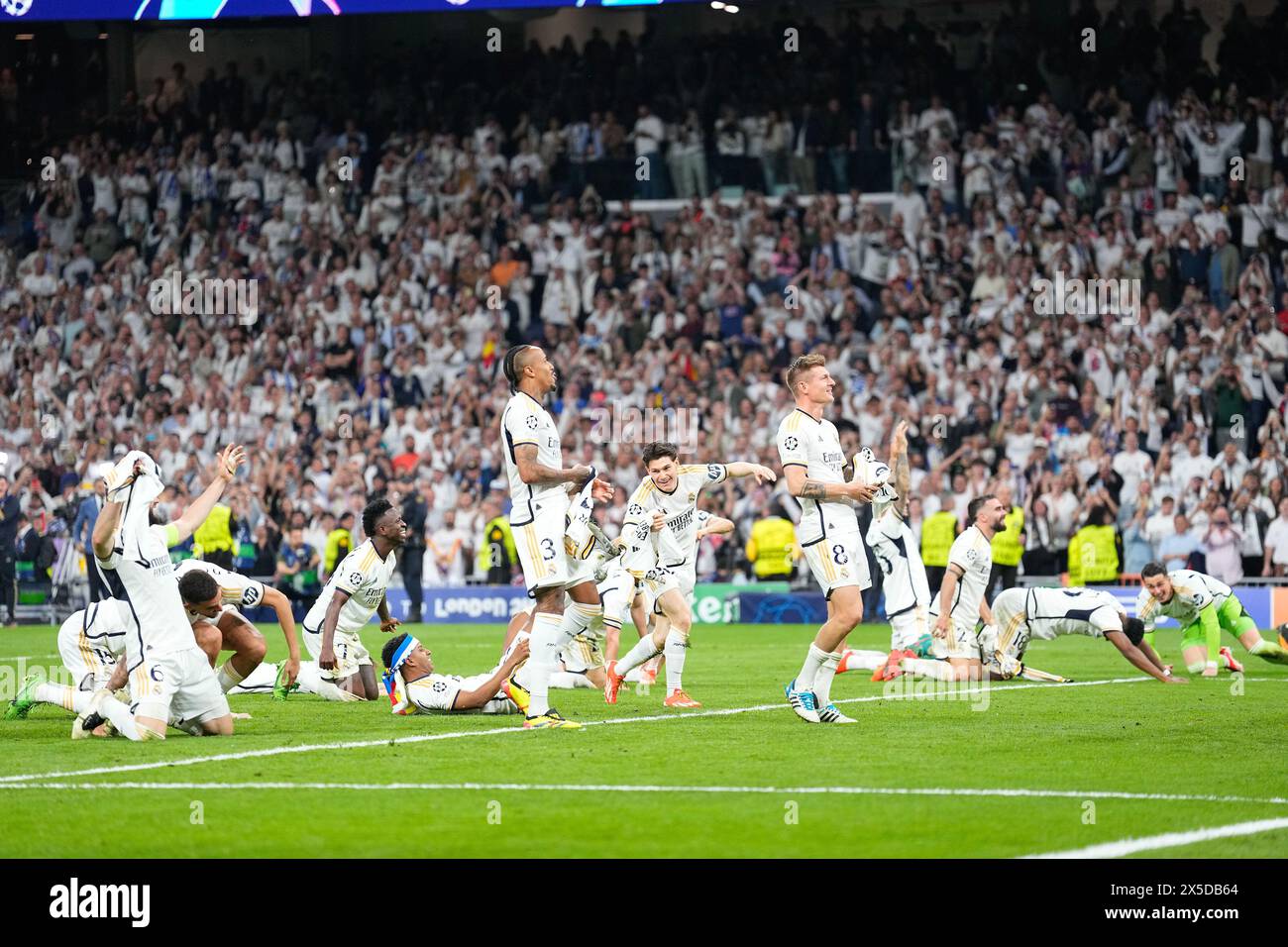 PLayers of Real Madrid celebrate the 2-1 victory during the UEFA ...