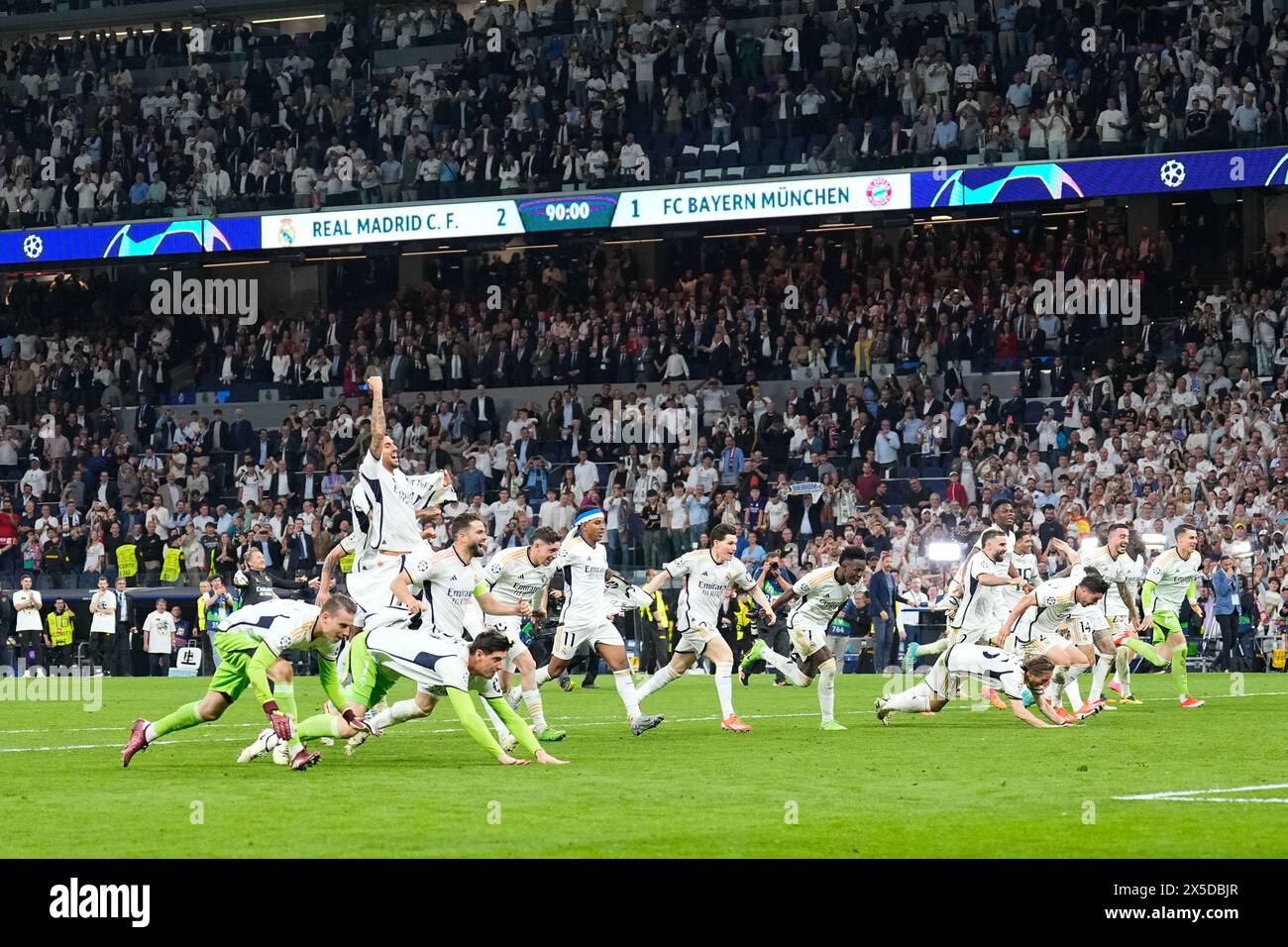 PLayers of Real Madrid celebrate the 2-1 victory during the UEFA ...