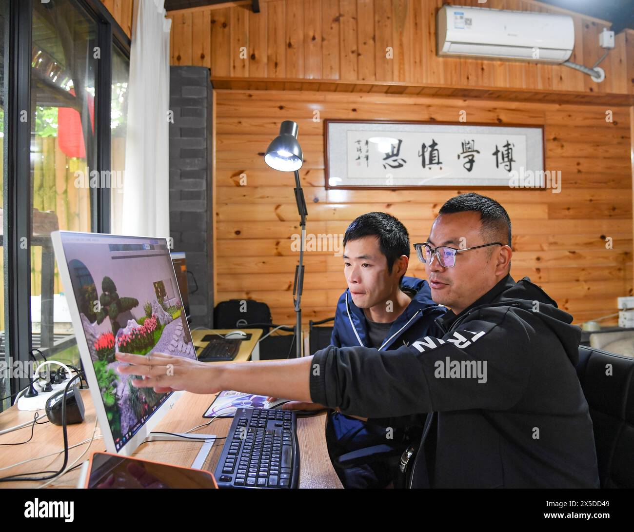 (240509) -- CHENGDU, May 9, 2024 (Xinhua) -- Chen Hongyu (R) discusses ...
