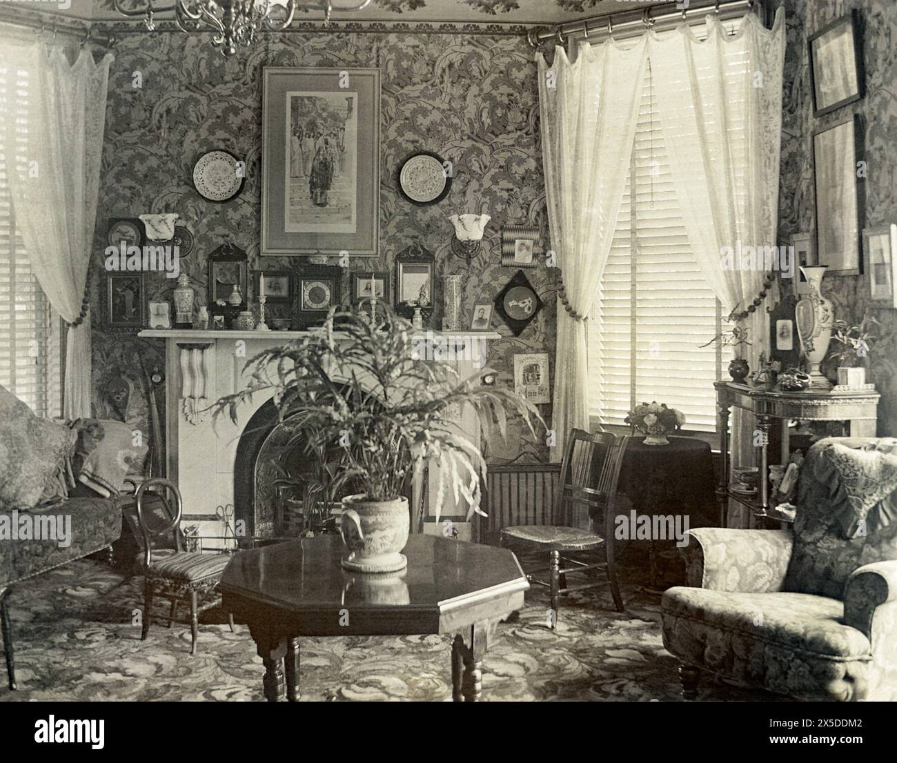A front room or parlour of a British house c.1900. The admittance of ...