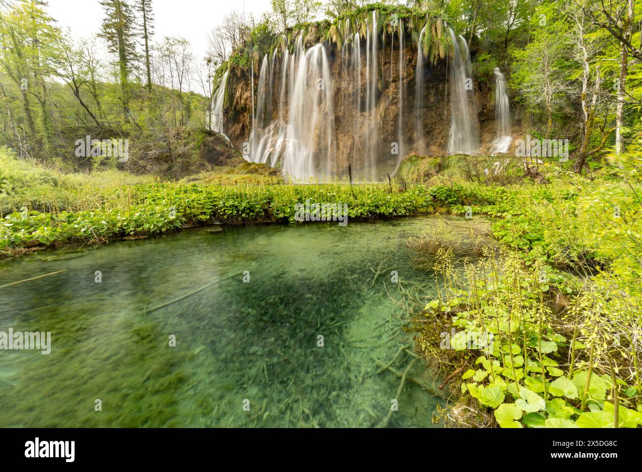 Der Wasserfall Veliki Prstavac im Nationalpark Plitvicer Seen, Kroatien, Europa | The waterfall ...