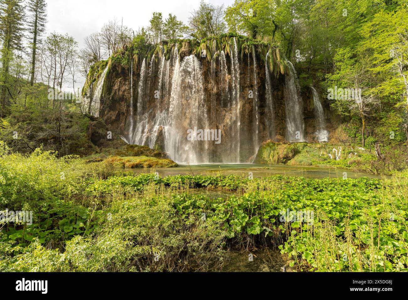 Der Wasserfall Veliki Prstavac im Nationalpark Plitvicer Seen, Kroatien, Europa | The waterfall ...