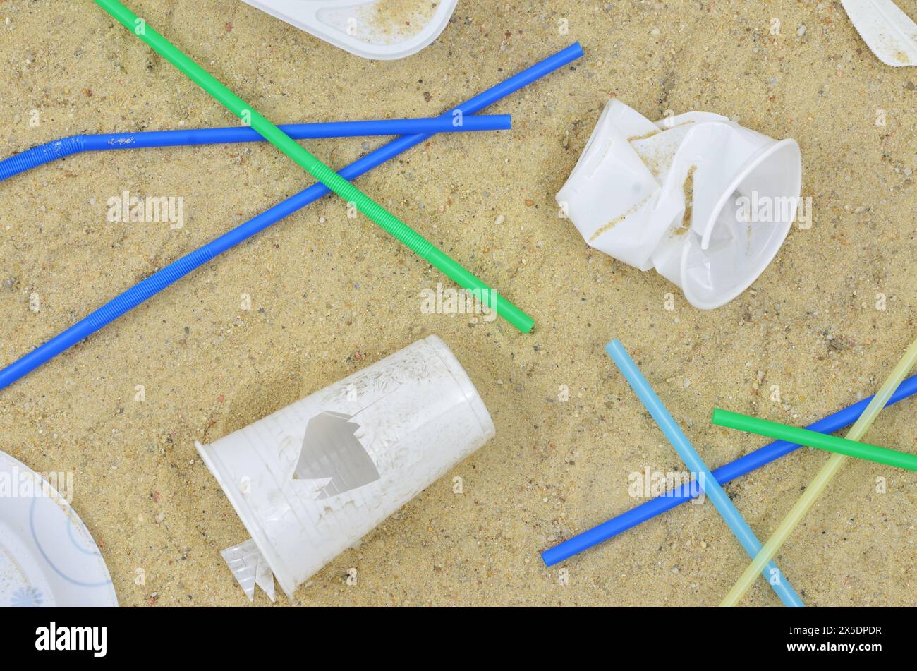 Plastic straws beach hi-res stock photography and images - Alamy