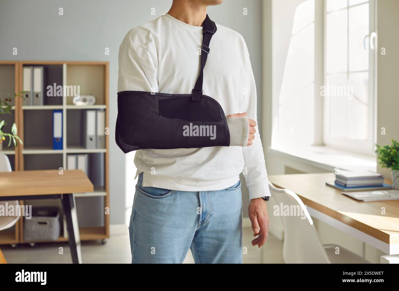 Wearing her arm in a sling hi-res stock photography and images - Alamy
