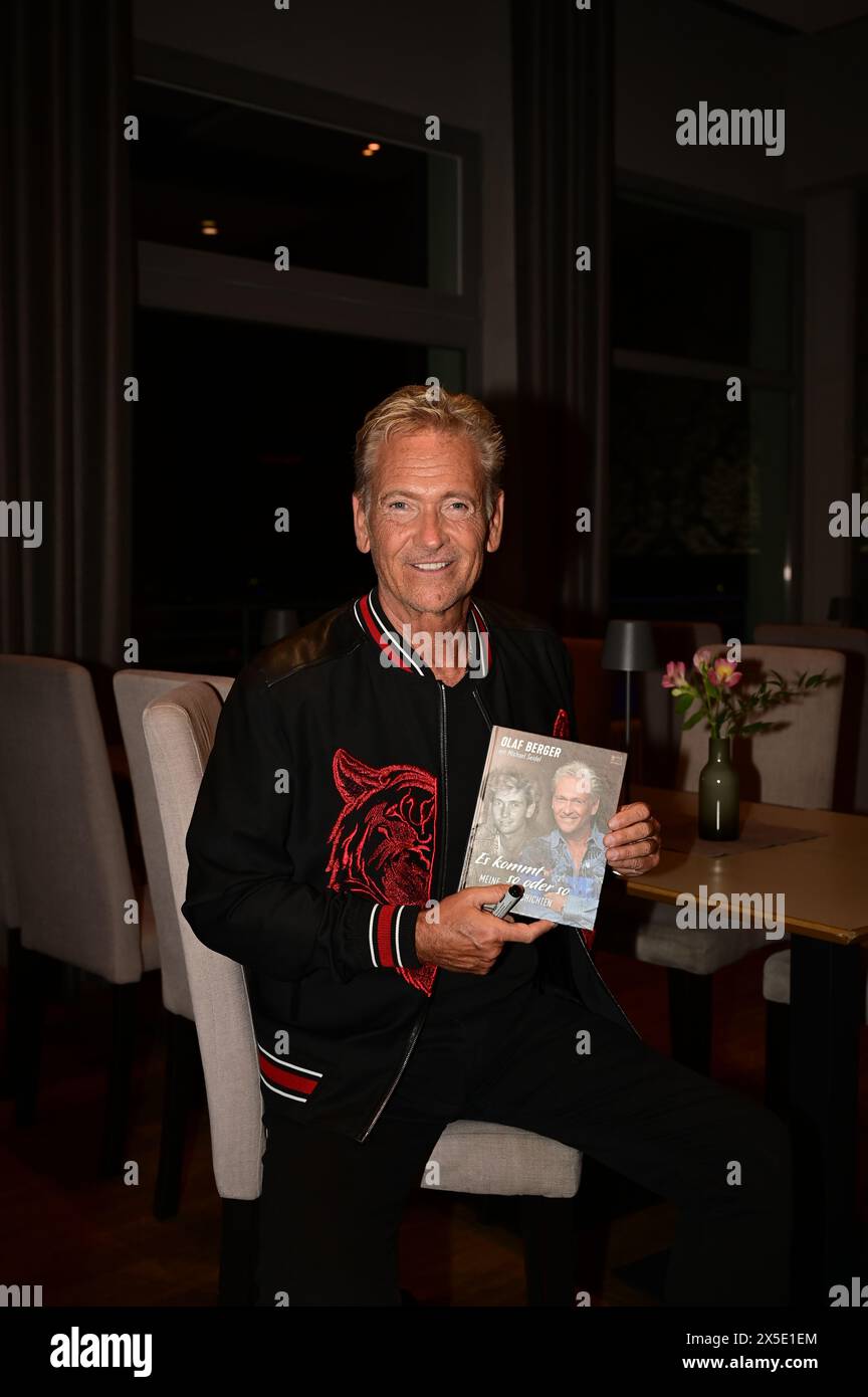 Olaf Berger mit seiner aktuellen Autobiografie „Es kommt so oder so ...