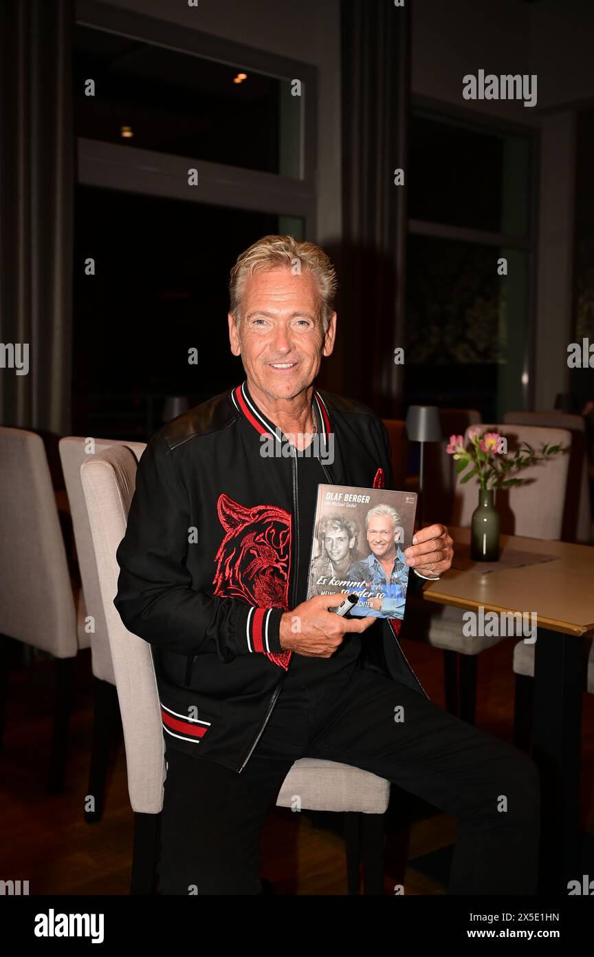 Olaf Berger mit seiner aktuellen Autobiografie „Es kommt so oder so ...