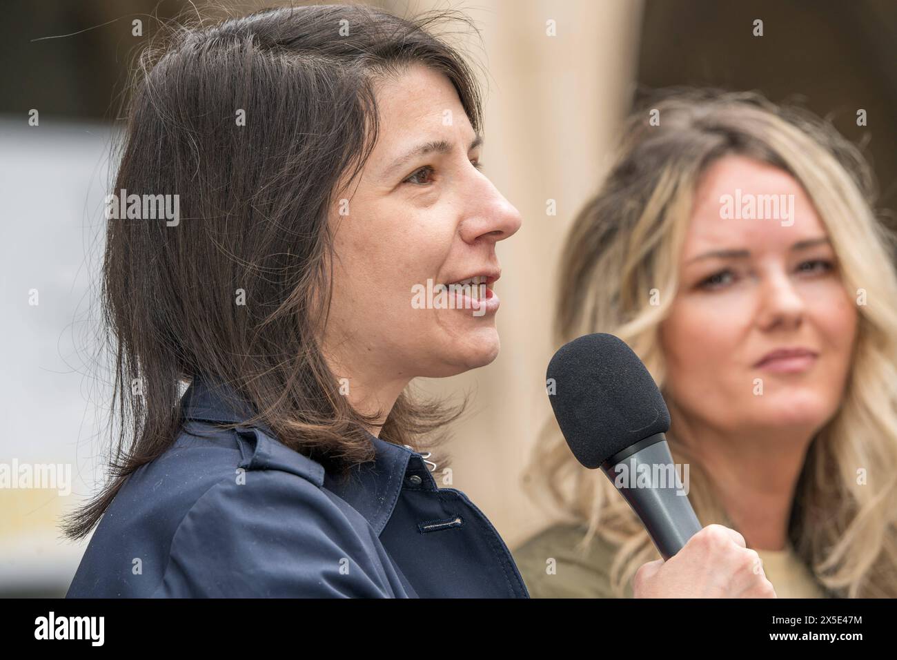 Anne Hübner, Mona Fuchs, Rednerinnen bei Kundgebung gegen sich häufende ...