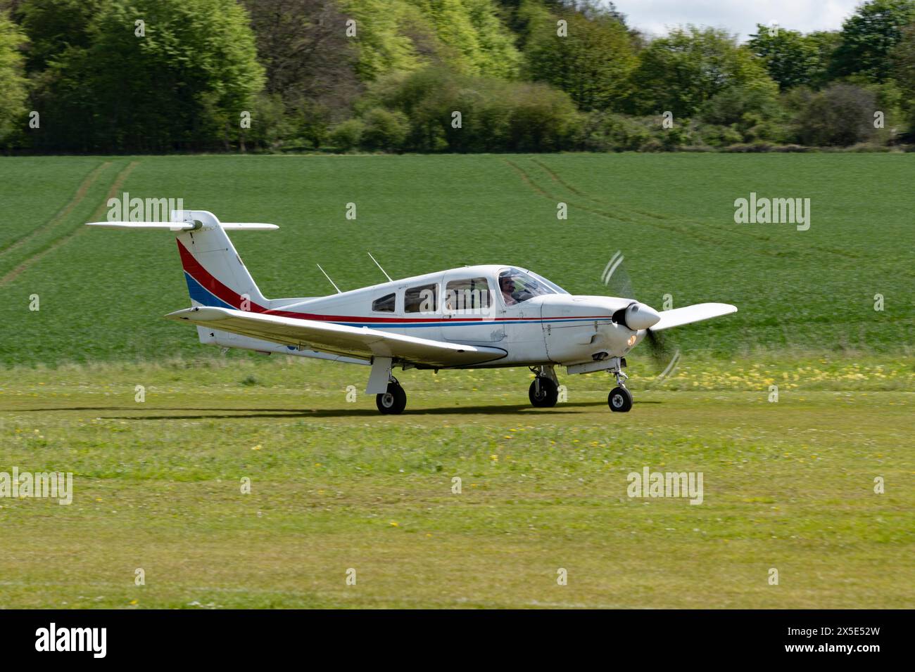 Piper PA-28 Cherokee Aircraft G-GEHP arrives at Popham Airfield near ...