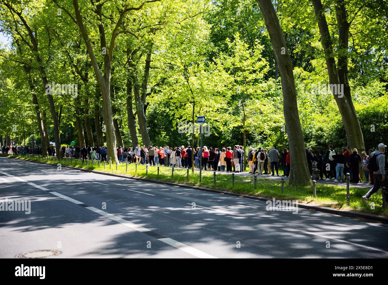 Berlin, Germany. 09th May, 2024. A long queue forms along Puschkinallee ...