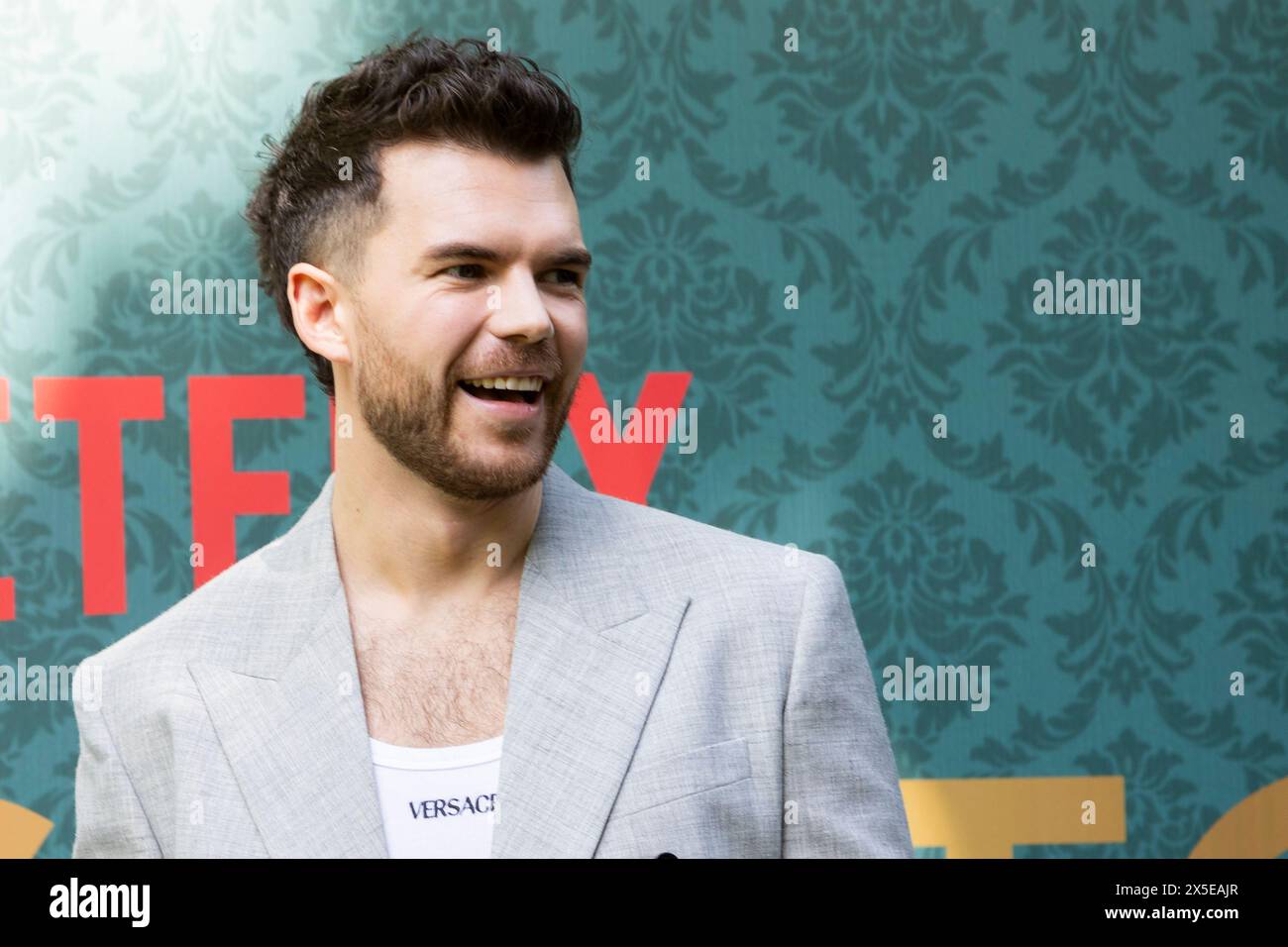 Nicola coughlan luke newton bridgerton hi-res stock photography and images - Alamy