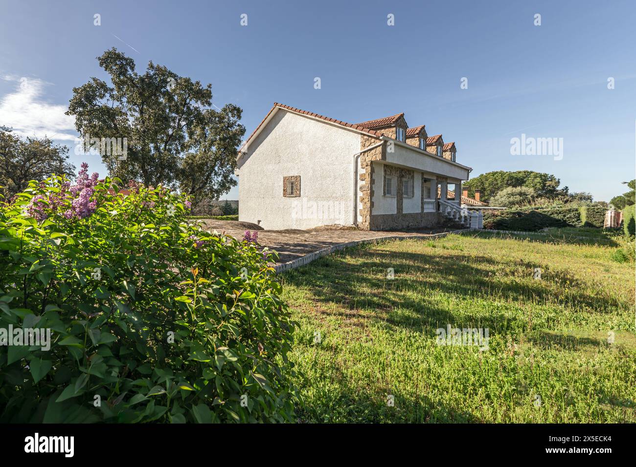 Facade of a chalet with a plot with granite stone floors, many gardens ...
